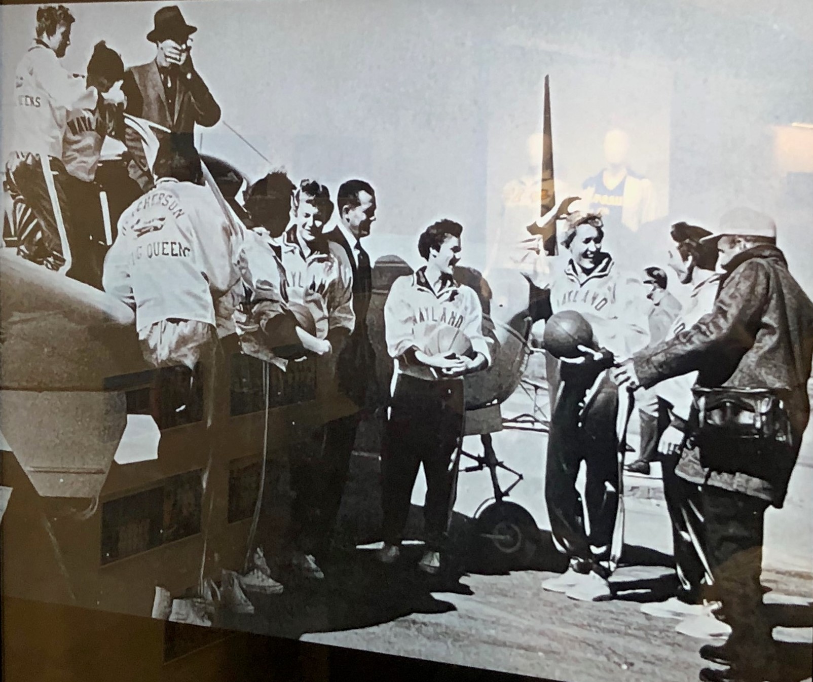 Flying Queens – Paper Airplane Publishing